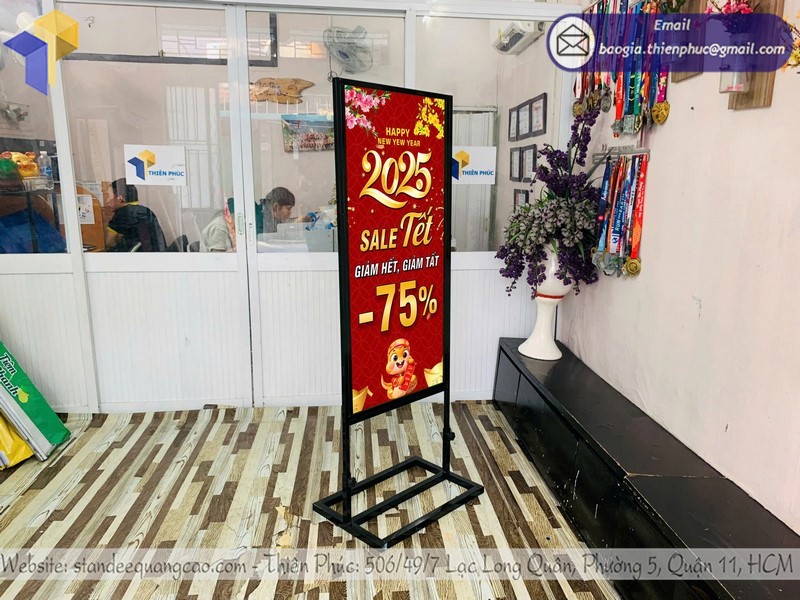 Triển khai ý tưởng thiết kế của standee khung sắt ngoài trời